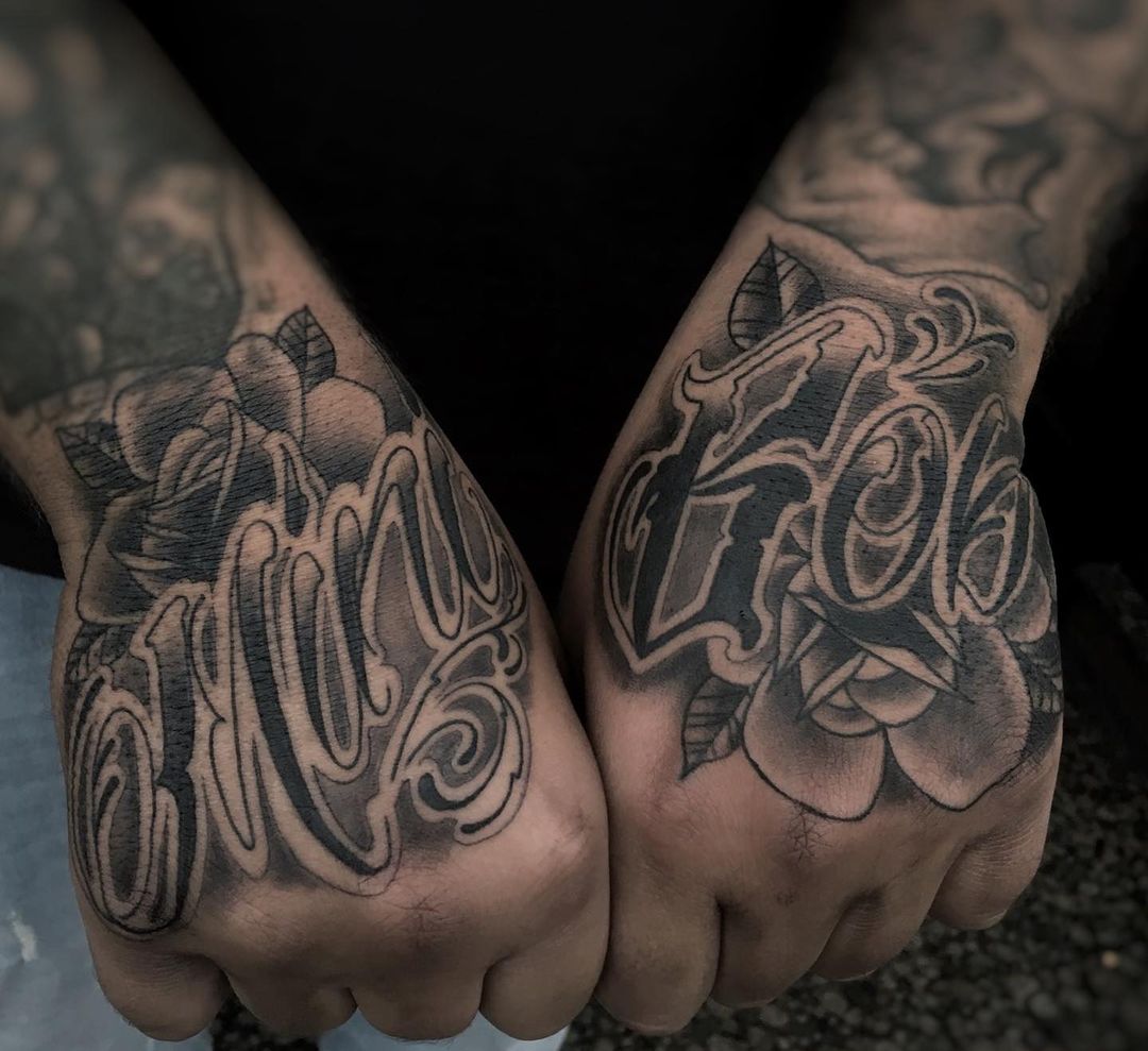 One shot…Schriften sind immer was feines! #handtattoo #letteringtattoo ...